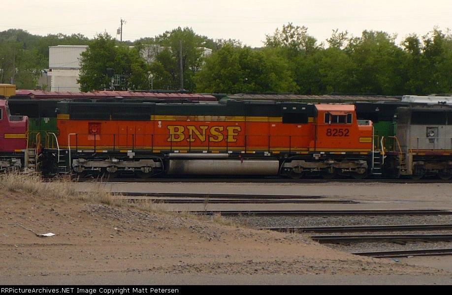BNSF 8252